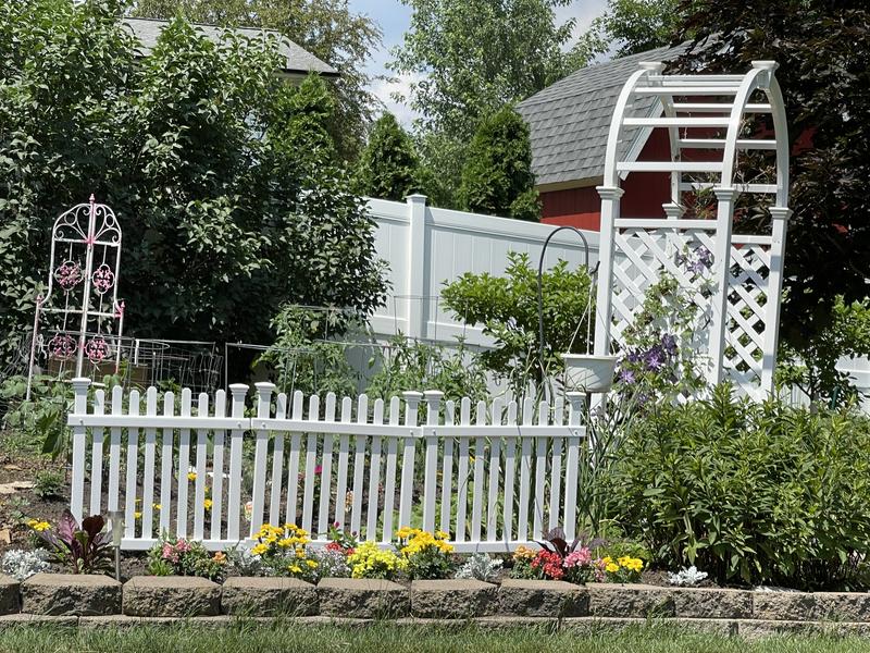 Zippity Outdoor Products Roger Rabbit 3 Panels 2-ft H x 2-ft W White ...