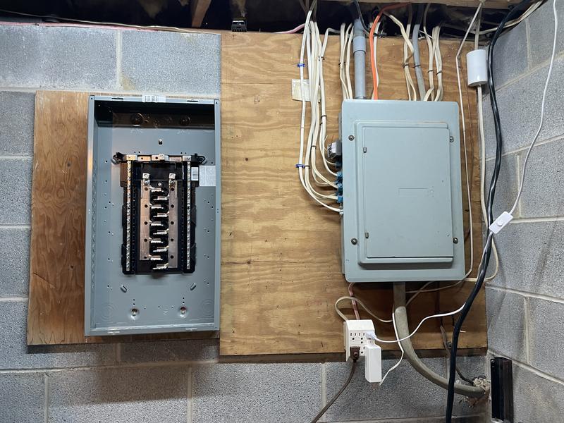 Square D Homeline 125-Amp 8-Spaces 16-Circuit Indoor Convertible Main ...