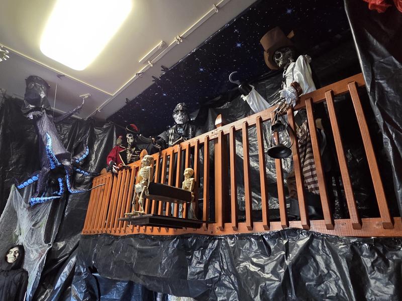 Haunted Living 5.6-ft Decayed Skeleton Statue in the Halloween Decor ...