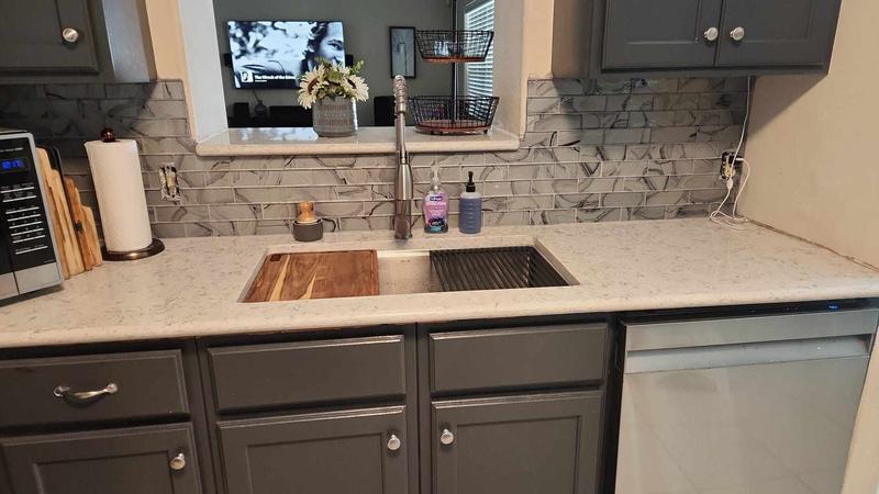allen + roth Cosmic Vapor Quartz White Kitchen Countertop SAMPLE (4-in ...