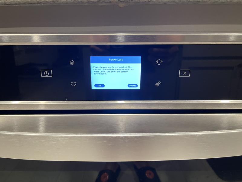 Whirlpool Smart 30-in Smart Single Electric Wall Oven Self-cleaning ...