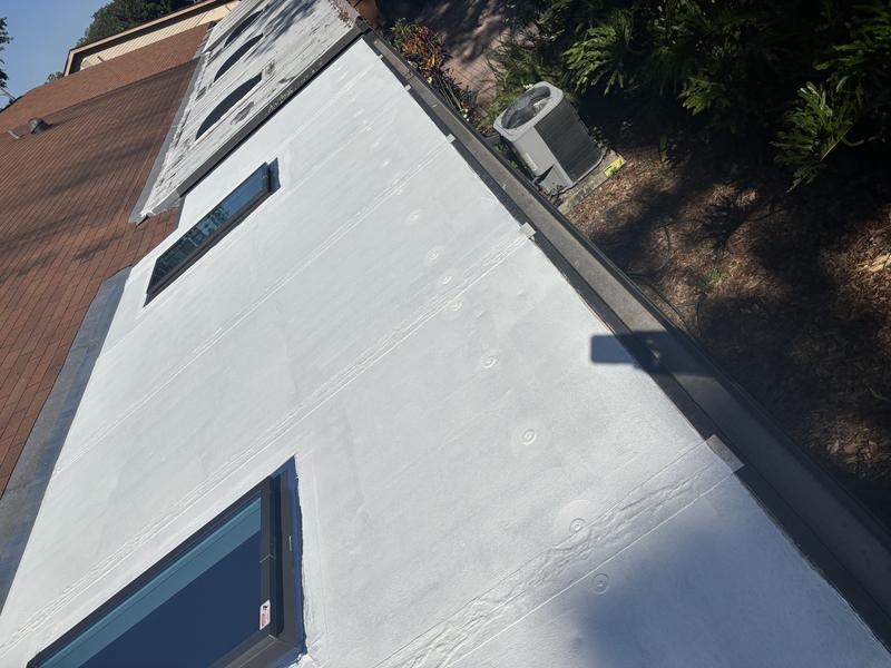 APOC 243 4.75-gallon White Elastomeric Reflective Roof Coating ( 1-year ...