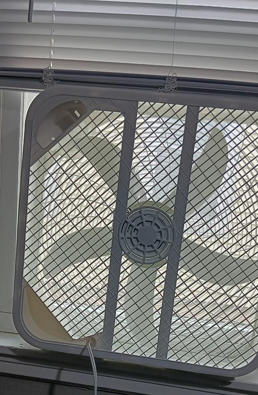 Utilitech 20-in 120-Volt 3-Speed High Velocity Indoor White Box Fan ...