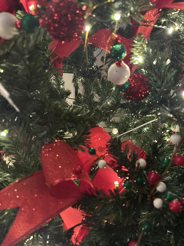 VEIKOUS 6.5-ft Pine Pre-lit Artificial Christmas Tree with White LED ...