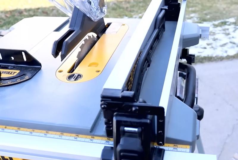 DEWALT 8.25-in 15-Amp Corded Portable Jobsite Table Saw with Folding ...