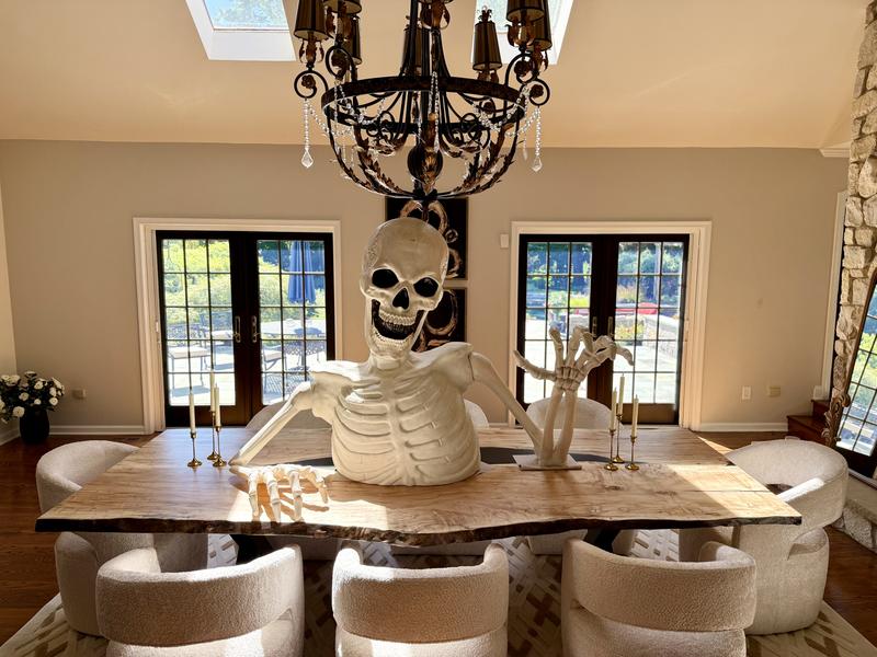 BOO BOX 48-in Groundbreaking Skeleton - Scary Outdoor Halloween Decor ...