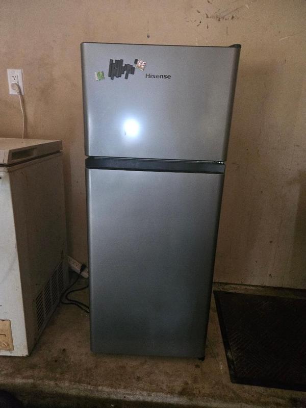 Hisense 4.4-cu ft Mini Fridge with Freezer ( Silver ) ENERGY STAR in ...