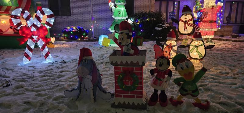 Disney 3.5-ft Mickey & Minnie Chimney Scene Yard Decoration 884018 at ...