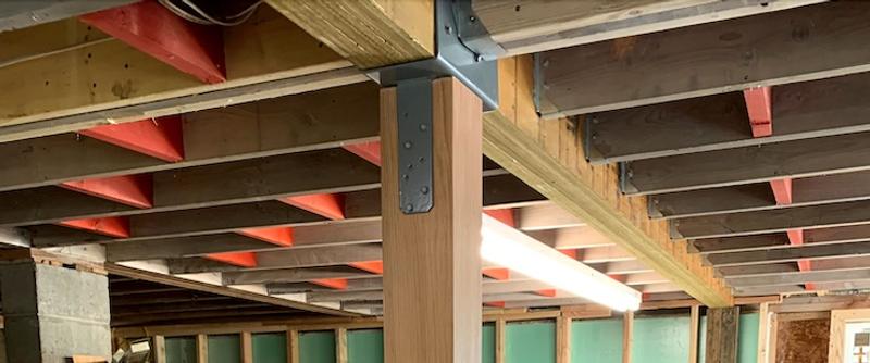 Simpson Strong-Tie CCQ 4-in x 6-in Painted Wood to wood Column cap in ...