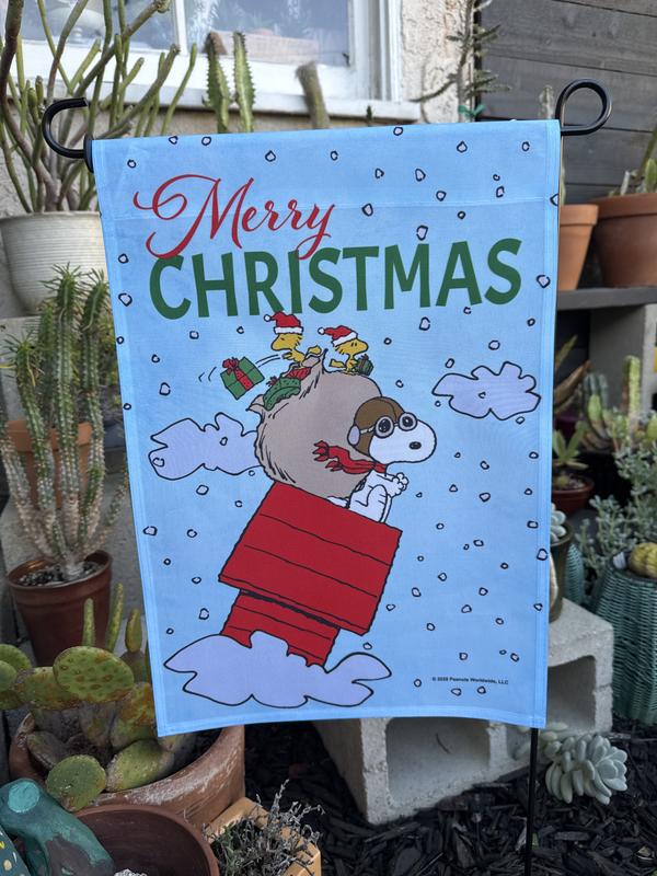 Peanuts 1.04-ft W x 1.5-ft H Christmas Garden flag Kit in the ...