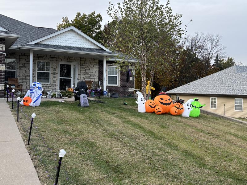 STAR WARS 3-ft R2D2 with Pumpkin Inflatable in the Outdoor Halloween ...