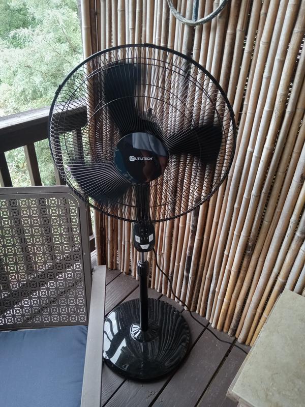 Utilitech 18-in 120-Volt 3-Speed Indoor Black Oscillating Pedestal Fan ...