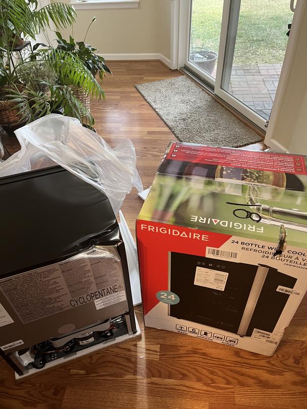 Frigidaire 19.125-in W 24-Bottles Black Freestanding Indoor Wine Cooler ...