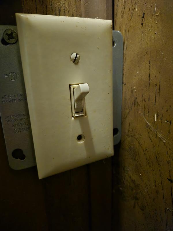 Hubbell RACO 1-Gang Square Gray Metal Electrical Box Cover 8768AMR at ...