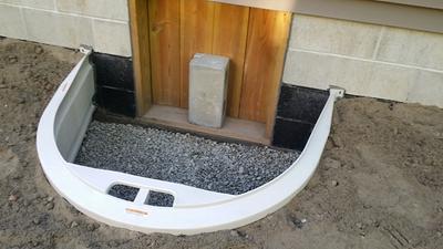 Bilco 54-in W x 40.25-in L x 21-in H Off-white Polyethylene Window Well ...