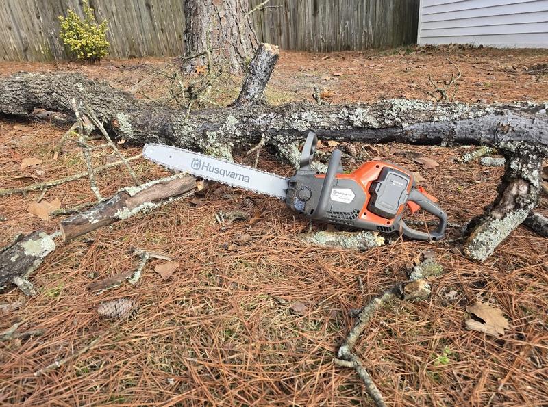 Husqvarna Power Axe 350i 40-volt 18-in Battery Chainsaw (Battery and ...