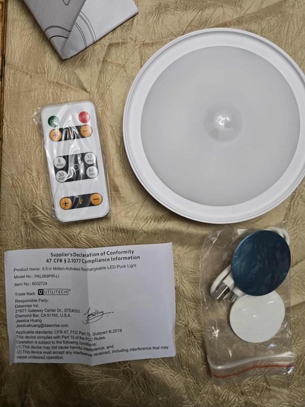 Utilitech Full Spectrum Battery Powered LED Puck Light with Remote in ...