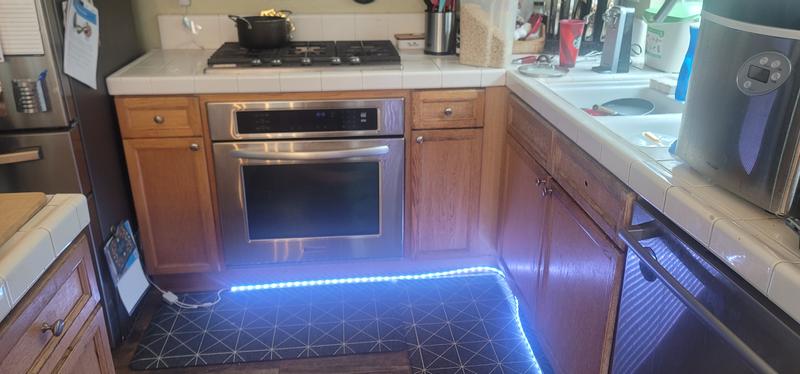 Utilitech Strip Light 192-in Plug-in LED Under Cabinet Strip Light with ...
