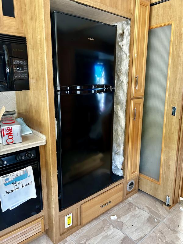 Hotpoint 9.7-cu ft Counter-depth Top-Freezer Refrigerator (White ...