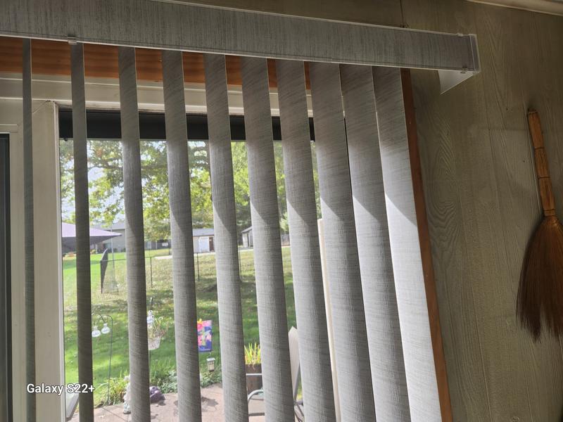 LEVOLOR Trim+Go 3.5-in Slat Width 46-in x 78-in Cordless Alabaster Vinyl Room darkening Vertical ...