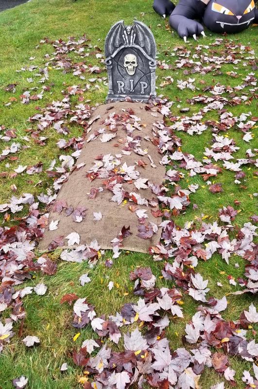 Haunted Living 60-in Freestanding Grave Digger Door Decoration in the ...