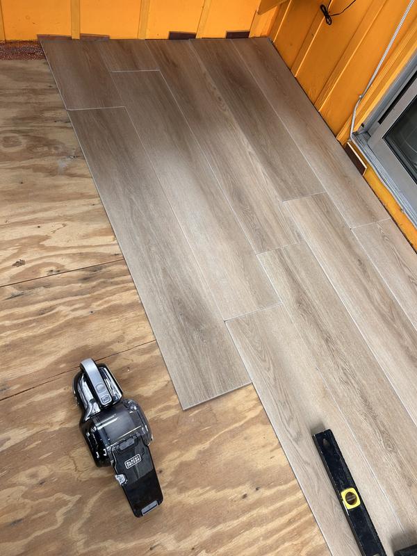 Pergo DuraCraft Lavinia Oak 59-in Length Brown 22-mil x 9-1/2-in W x 59 ...