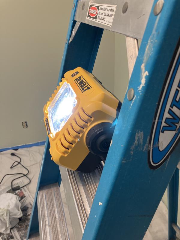 DEWALT 2000-Lumen LED Battery-operated Rechargeable Portable Work Light ...