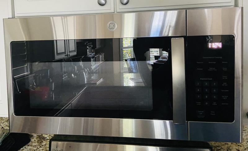 GE 1.9-cu ft 1000-Watt 29.9-in Over-the-Range Microwave with Sensor ...