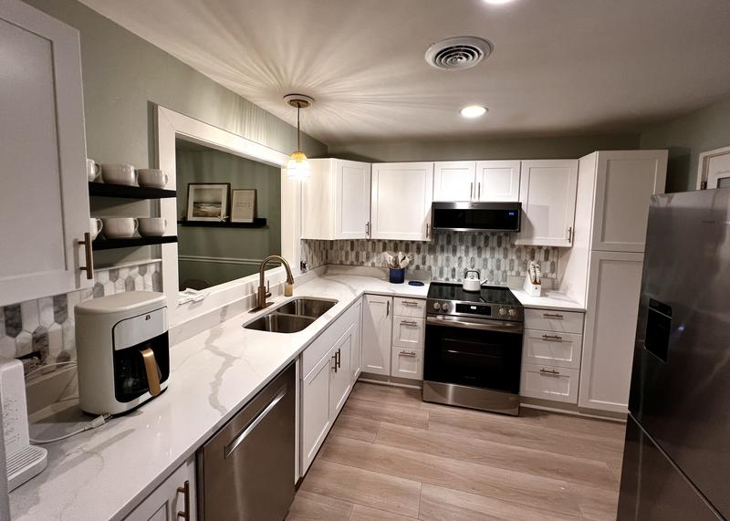 allen + roth Calacatta Luisa Quartz White Kitchen Countertop SAMPLE (4 ...