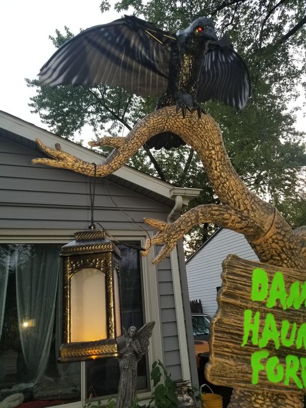 Haunted Living 7.0-ft Freestanding Screeching Lighted Tree Animatronic ...