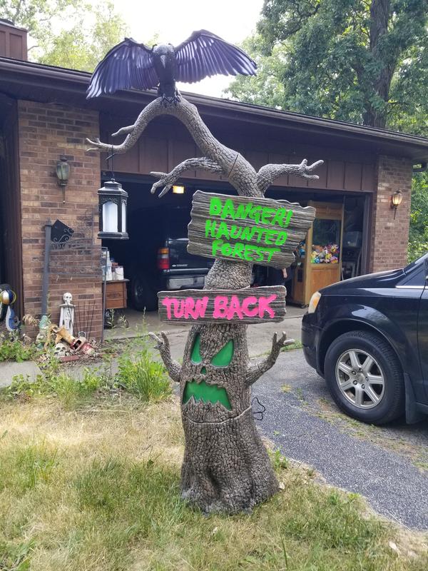 Haunted Living 7.0-ft Freestanding Screeching Lighted Tree Animatronic ...