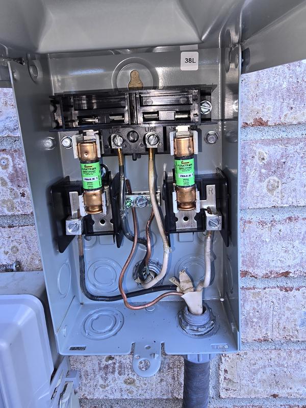 Eaton 30 Amp Single Phase (124V/240V) Fusible Outdoor General-duty ...
