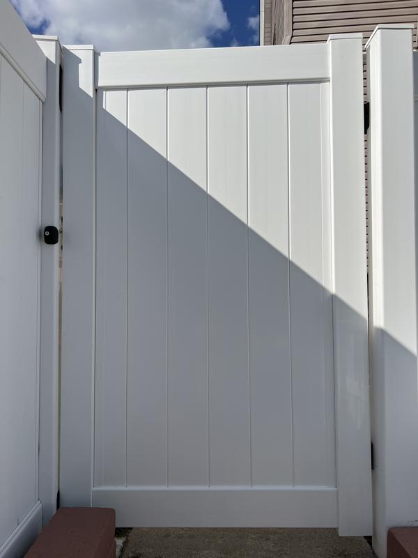 CATALYST Newbury Plus 6-ft H x 4-ft W White Privacy Vinyl Flat-top ...