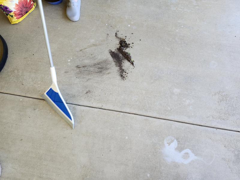 Helio AIR Broom 12-in Plastic Multi-surface Angle with dustpan Upright ...