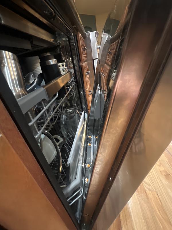 LG 24-in Top Control Smart Built-In Dishwasher With Third Rack ...