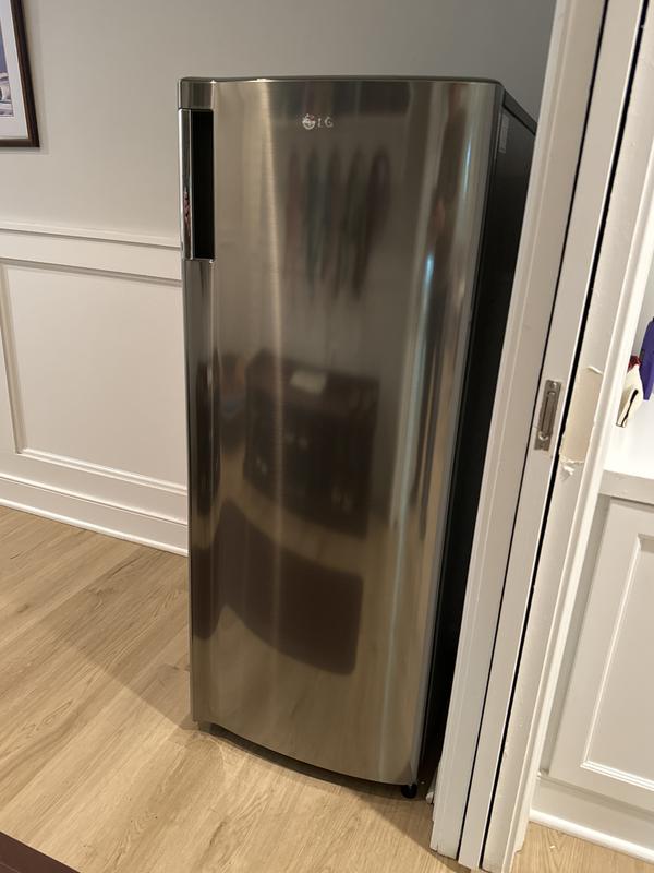 LG 5.8-cu ft Upright Freezer (Platinum Silver) ENERGY STAR LROFC0605V ...