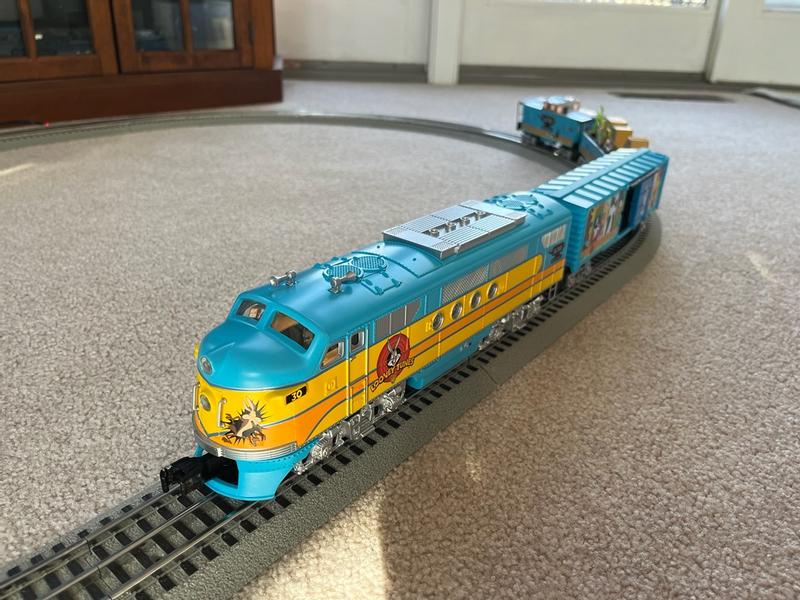 Lionel Warner Bros. Looney Tunes LionChief Bluetooth 5.0 Freight Set ...