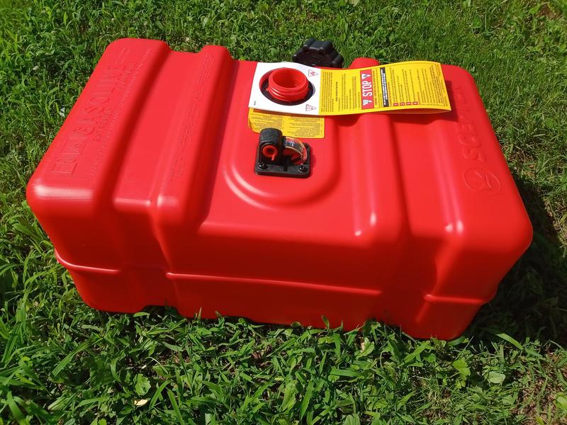 Scepter 9-Gallon Plastic Gasoline Can in the Power Equipment Fuel ...