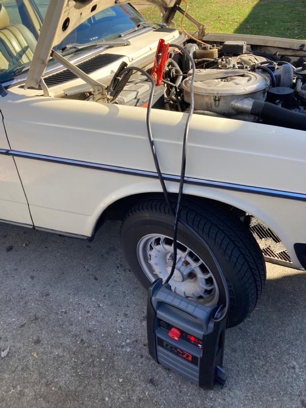 Schumacher Electric DSR ProSeries 2200-Amp 12-Volt Portable Car Battery ...
