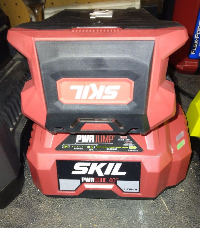 SKIL 40-Volt 4 Ah Lithium Ion (li-ion) 200-Watt Battery BY8708C-01 at ...