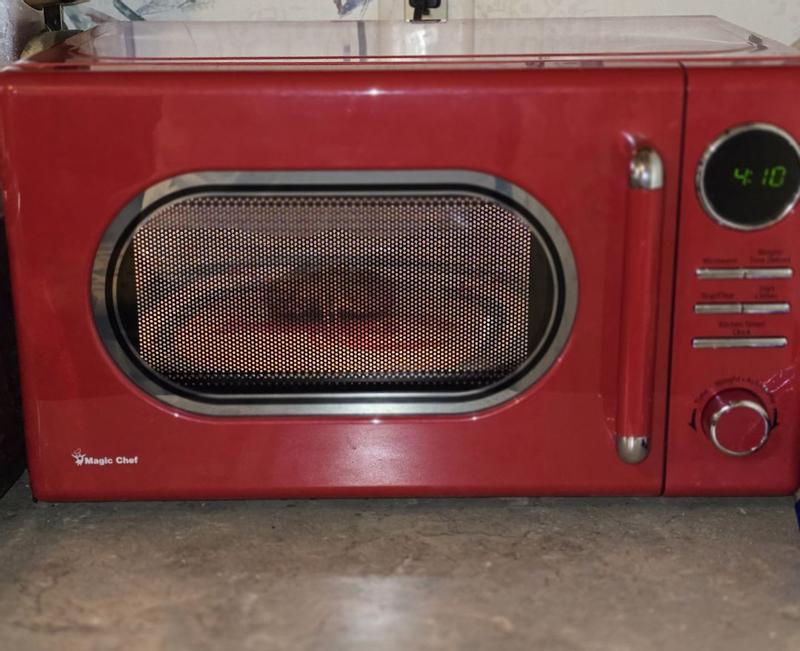 Magic Chef 0.7-cu ft Small 700-Watt Countertop Microwave (Red) MC77CMR ...