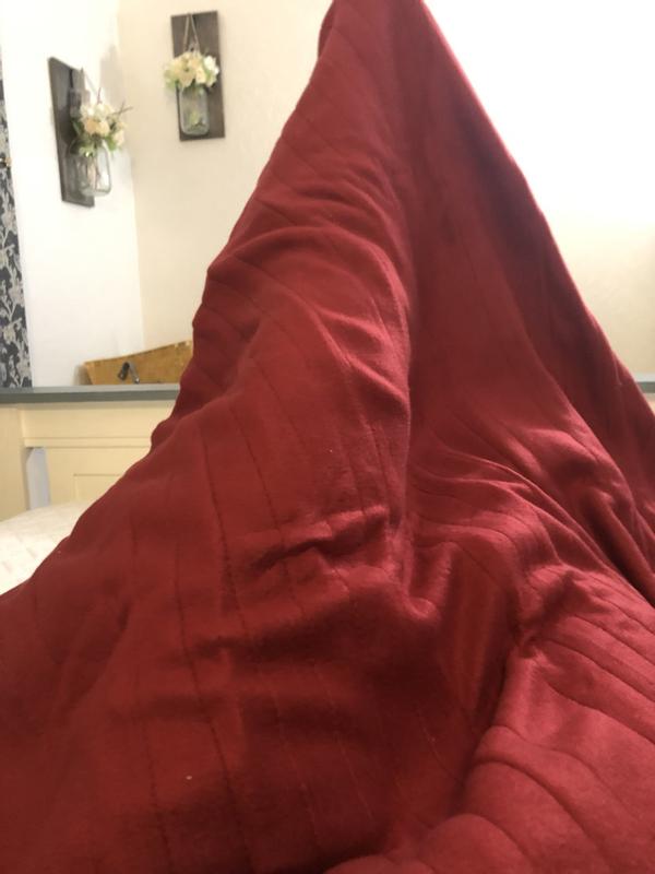 Sunbeam Heated Bedding Garnet 50-in x 60-in Fleece Throw in the ...