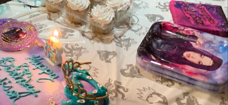 Disney Descendants Uma/Mal/Evie Square Paper Disposable Dessert Plates ...