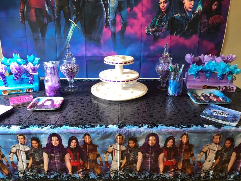 Disney Descendants Uma/Mal/Evie Square Paper Disposable Dessert Plates ...