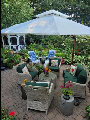 PURPLE LEAF 9-ft Aluminum Beige Crank Cantilever Patio Umbrella with ...