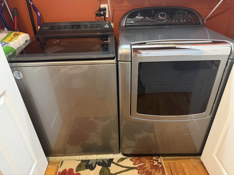Whirlpool 7-cu ft Steam Cycle Vented Gas Dryer (Volcano Black ...