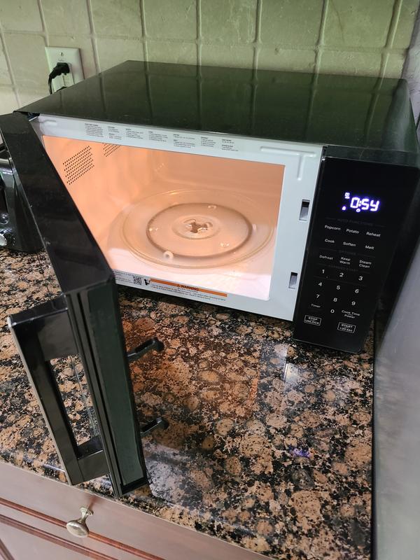 Whirlpool 0.7-cu ft 700 -Watt Countertop Microwave ( White ) in the ...