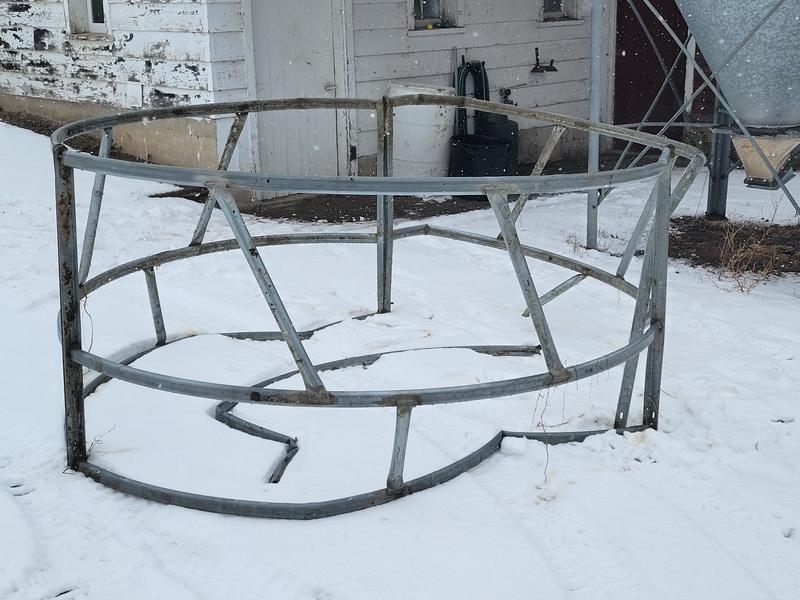 CountyLine 1-Round Bale Heavy-Duty Livestock Hay Bale Feeder, 8 ft. at ...