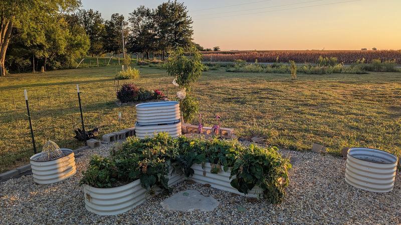 Vego Garden 26-cu ft 42-in W x 42-in L x 32-in H Olive Green Galvanized ...