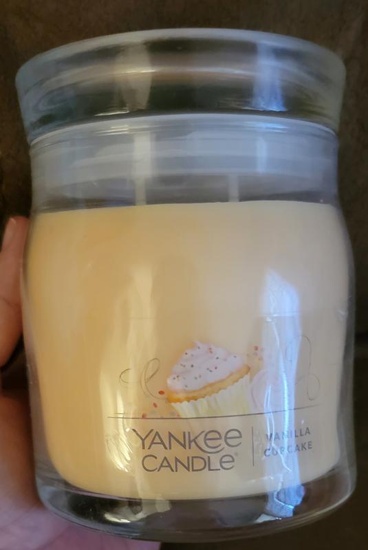 Yankee Candle 2-Wick Vanilla Cupcake Yellow Jar Candle 1630003 at Lowes.com